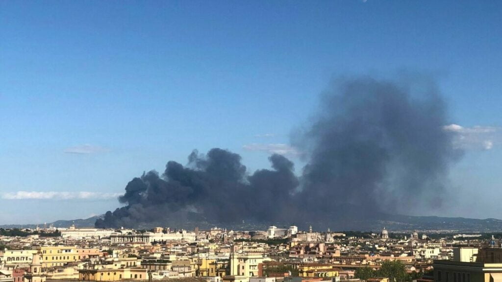 Incêndio em Roma: parte da capital italiana está coberta de fumaça
